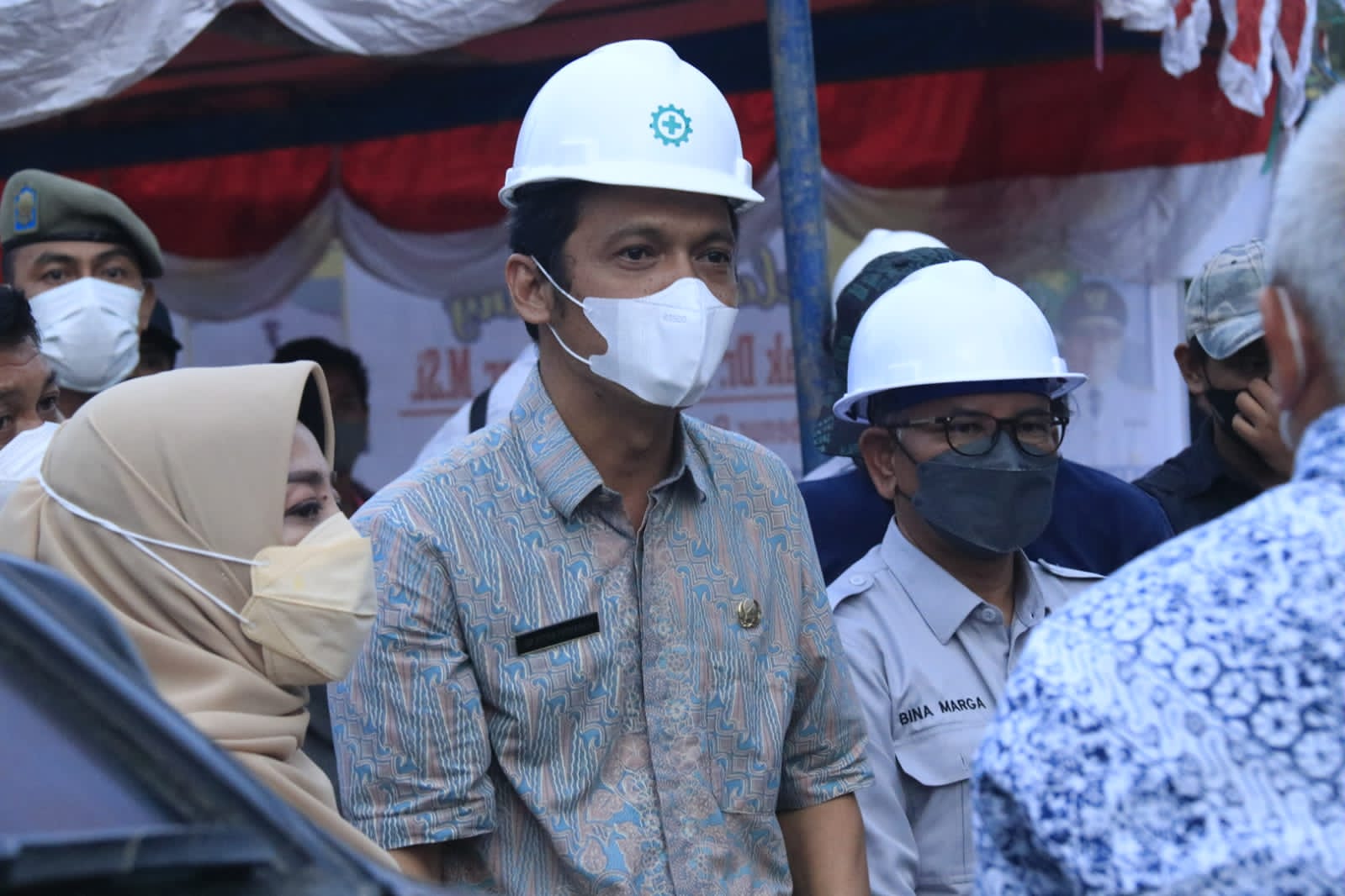 Jejak di Jalur Trans Kalimantan: Memuluskan Jalan Tak Bertuan ala Isran ...